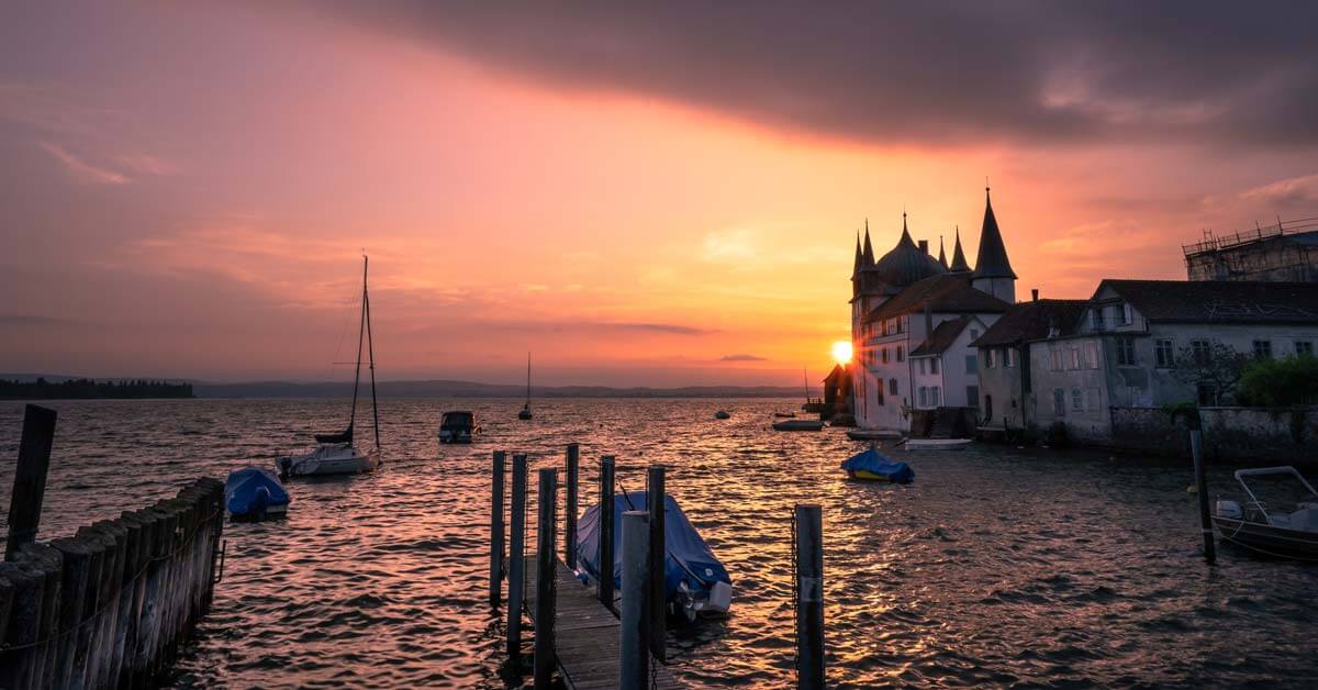 10 Essential Items Needed To Live On A Sailboat – Life of Sailing